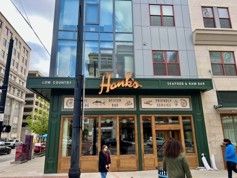 Hank's Low Country Seafood & Raw Bar Arrives in Downtown Columbus ...
